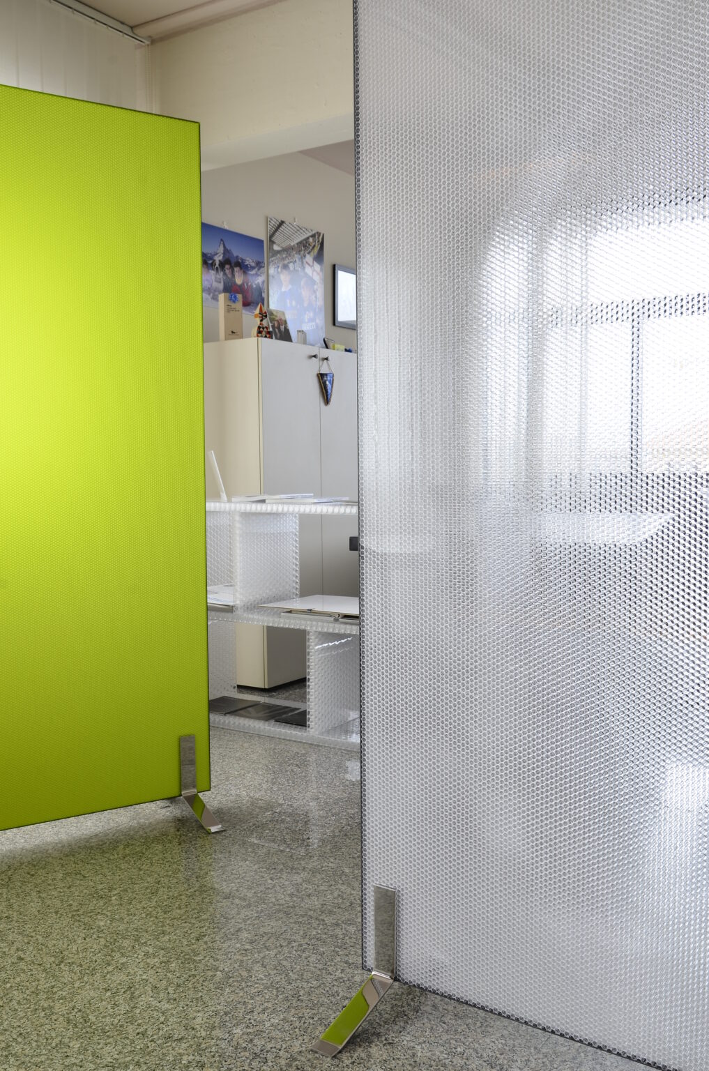 Self-standing partition elements Upset - Bencore